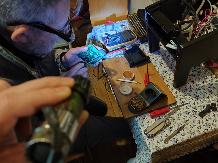 I'm 34 years old and still holding the light for my father... - 9GAG