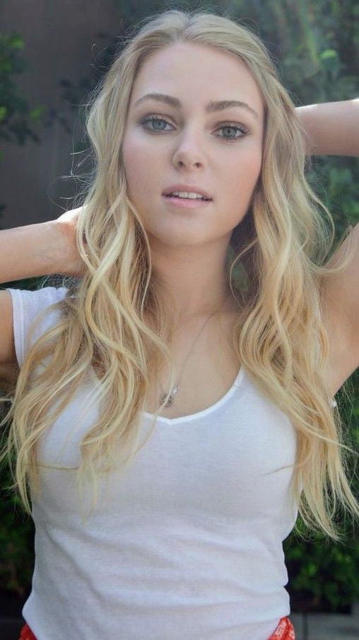 AnnaSophia Robb is hot as hell - 9GAG