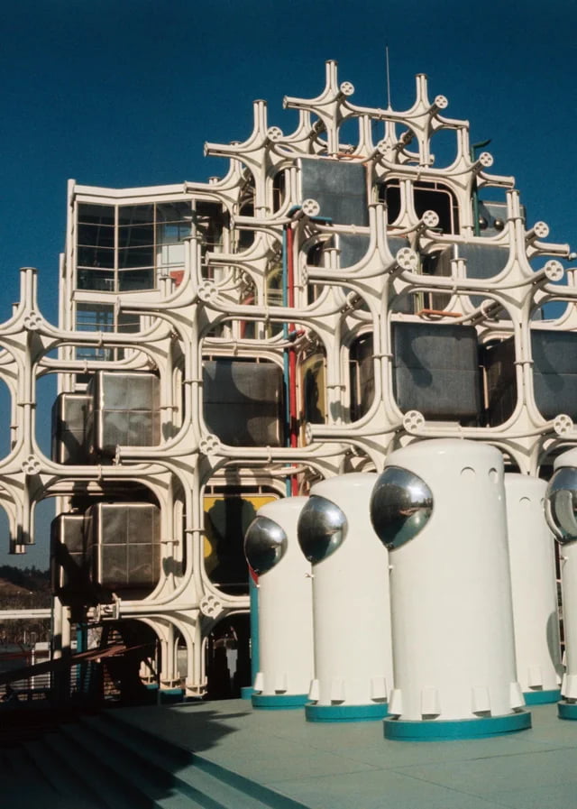 This building kinda SUS - 9GAG