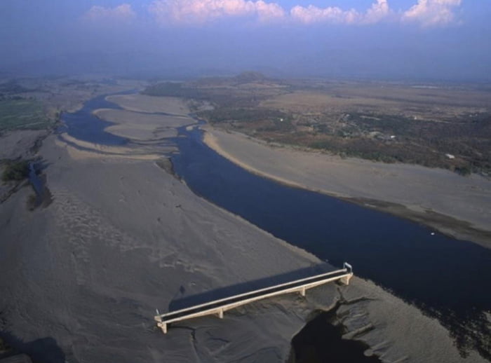 In 1998 a new bridge over the Choluteca river in Honduras was completed ...