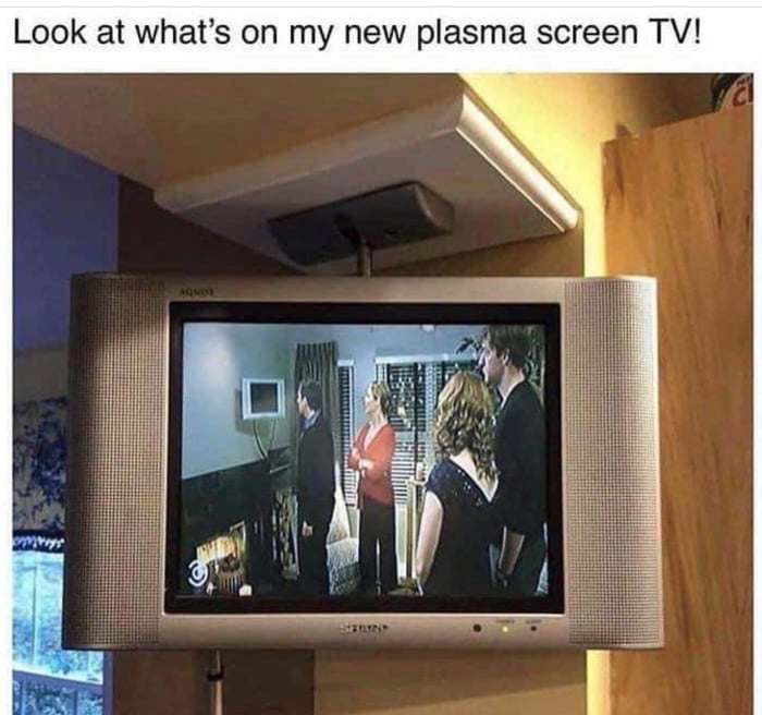 You have too many people, guess what ? It folds.... - 9GAG