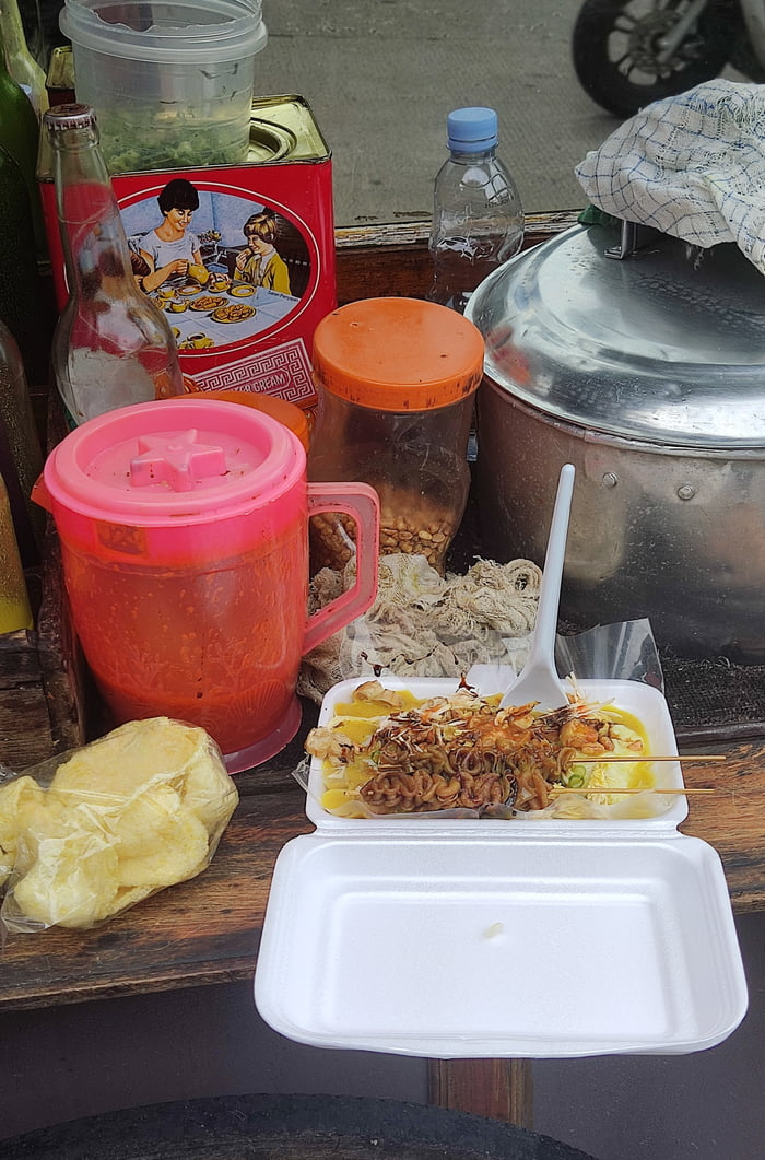 Enaknya jajan pas dagangan mau habis, selalu dilebihin porsinya ...