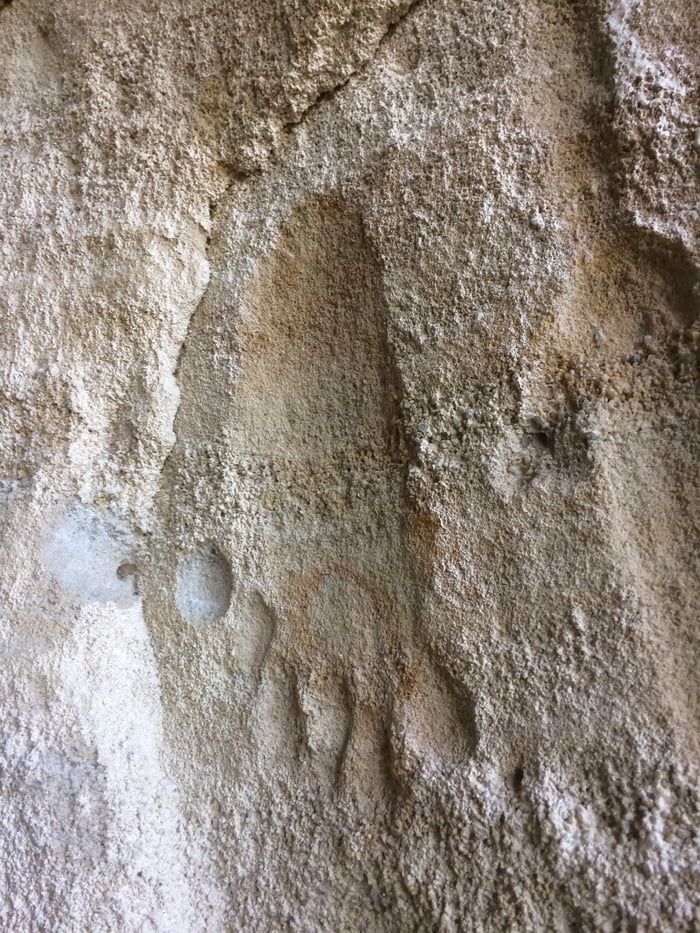 6 toes on this 18000 year old petroglyph from central Queensland ...
