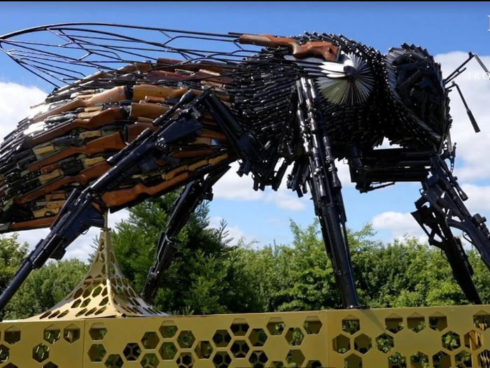 The Gunble Bee ( an anti weapon statue in Manchester) - 9GAG