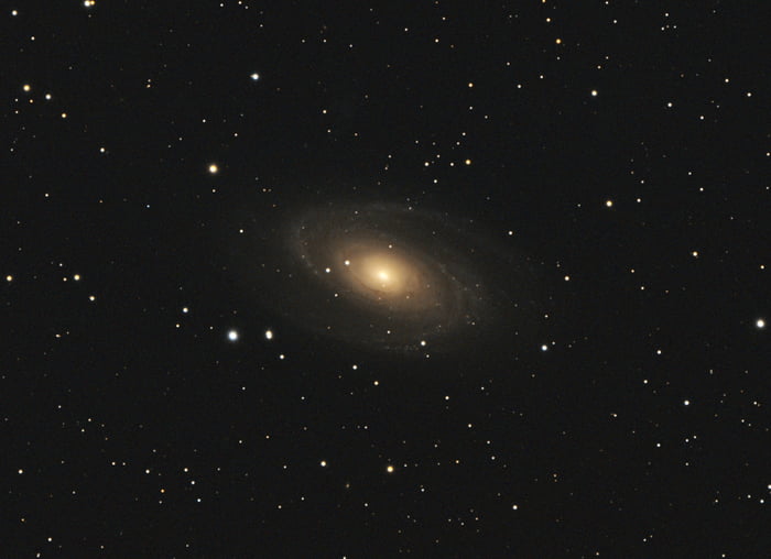 Bode's Galaxy (Messier 81), about 12 mio. lightyears away, from my light-polluted backyard - 9GAG