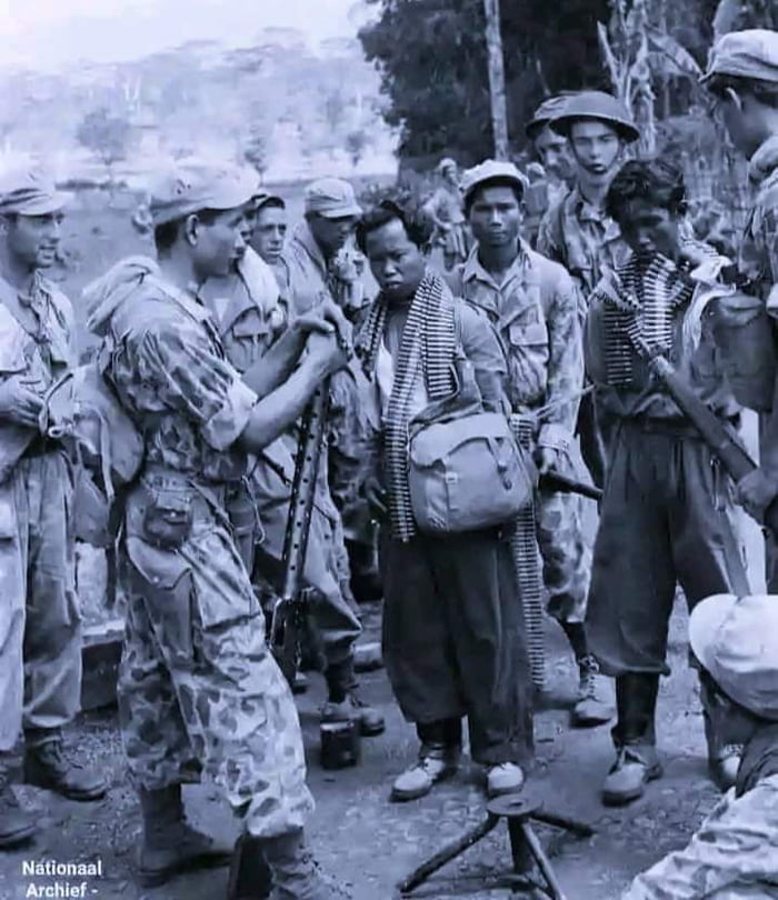 Potret dua prajurit TNI lengkap dengan senjata yang tertangkap militer ...