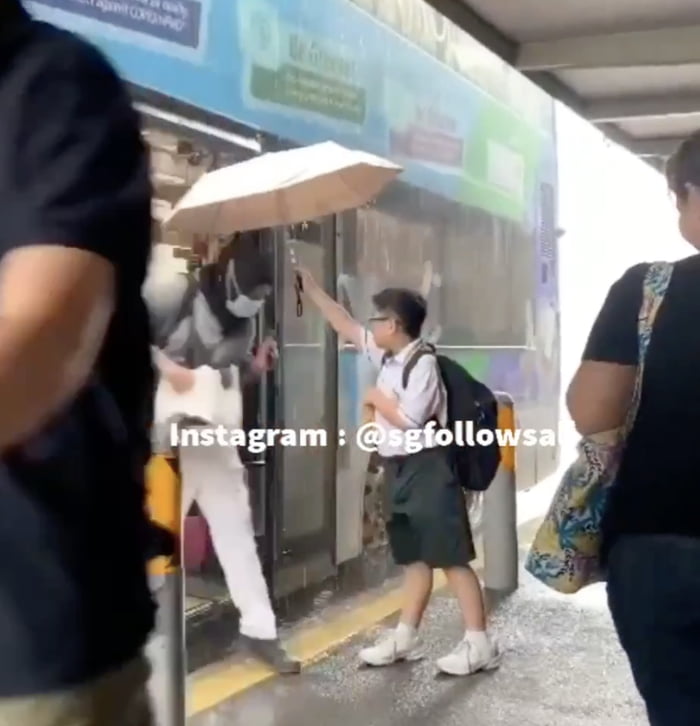 Boy Holds Umbrella To Shelter Passengers Leaving The Bus - 9GAG