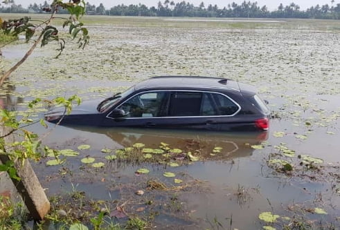 Oi mate, you can't park there - 9GAG