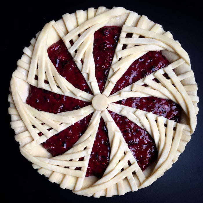 Baker Creates Geometric Pies With Mesmerizing Colors and Patterns - 9GAG