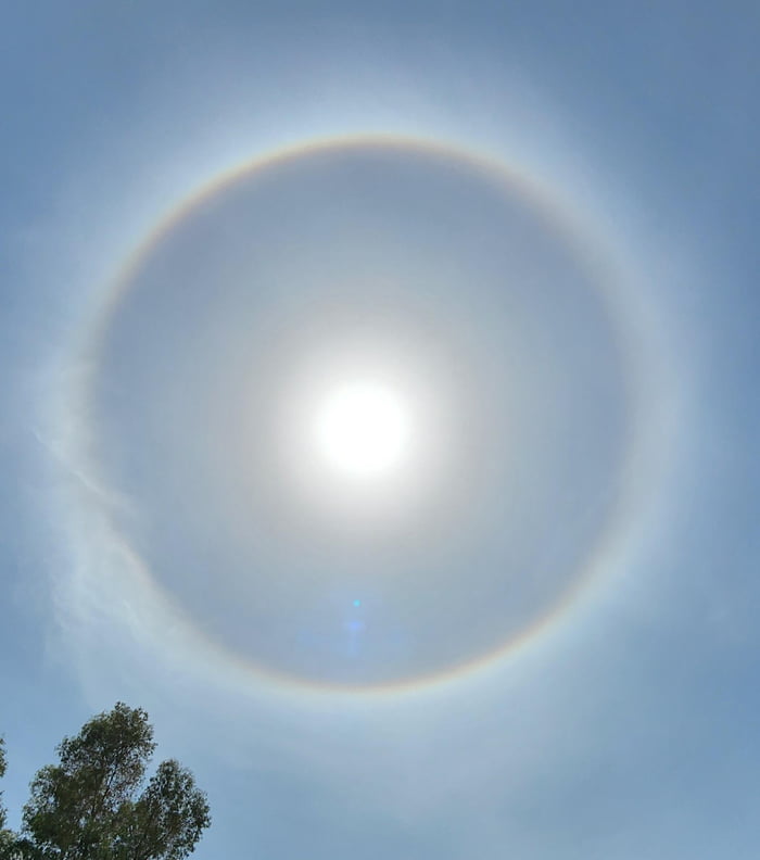 A bizarre ring around the sun. - 9GAG
