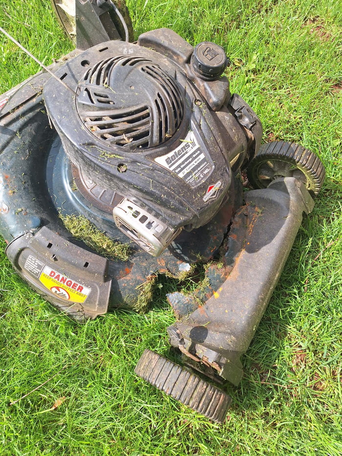 Mom tried to mow the lawn yesterday. - 9GAG